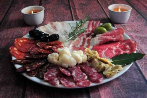 L’antipasto italiano tipico: il tagliere di salumi e formaggi – Salumi ...